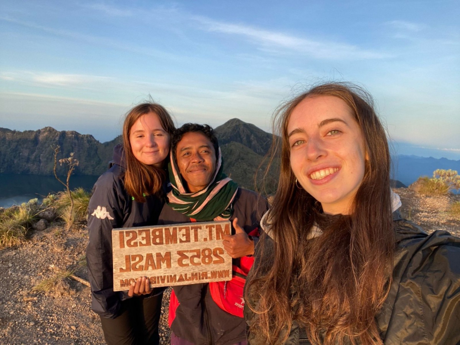 2D-1N Hiking Rinjani To The Tembesi Crater Rim - Davi Trekker